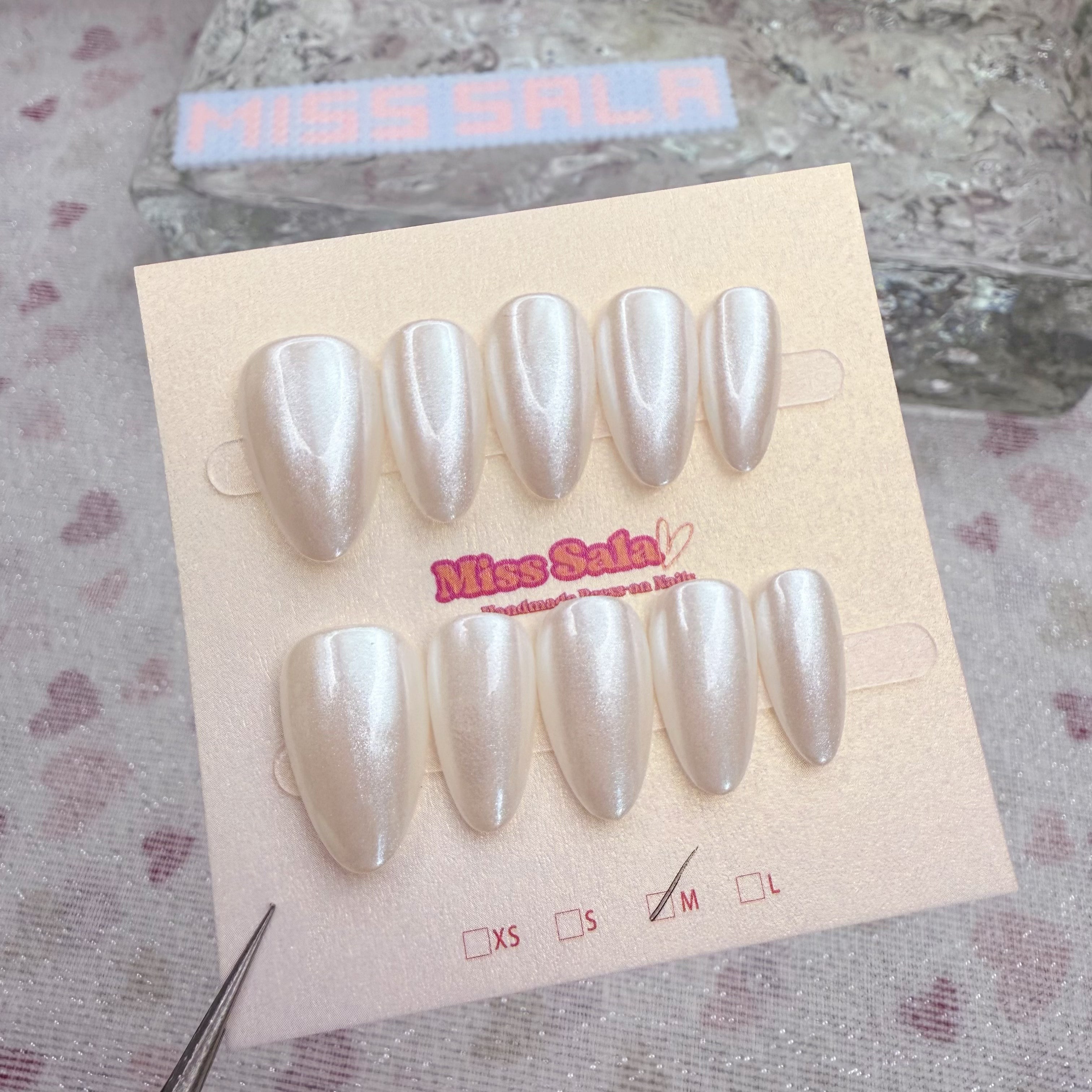 White Chrome – Miss Sala Nails